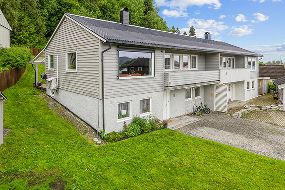 Innholdsrik halvpart med skjermet hage og stor terrasse i barnevennlig ...